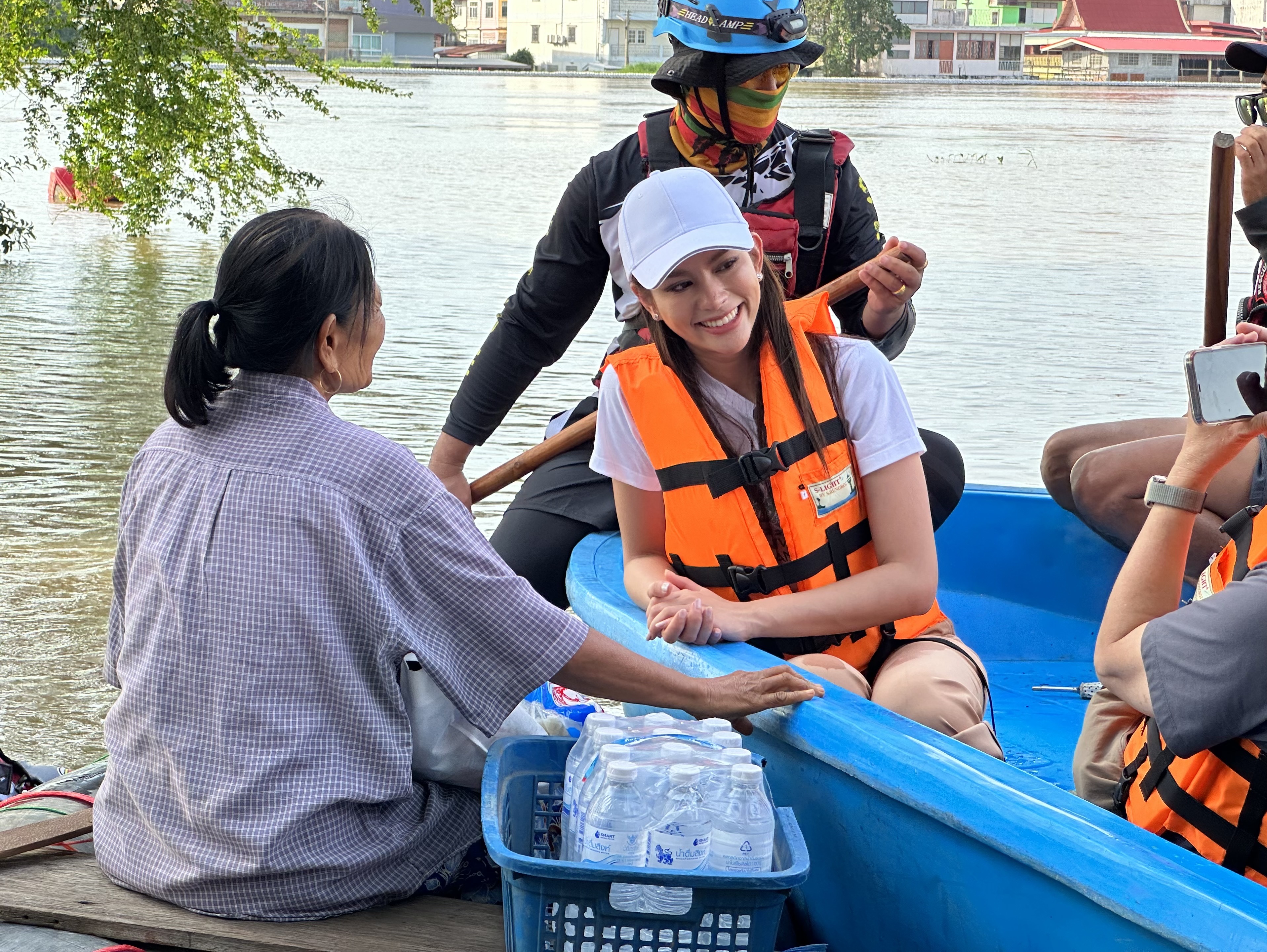 แอนนาเสือ - แม่ปุ้ย นำทีมนางงาม TPNG ลงเรือเยี่ยมให้กำลังใจ พร้อมแจกถุง ...